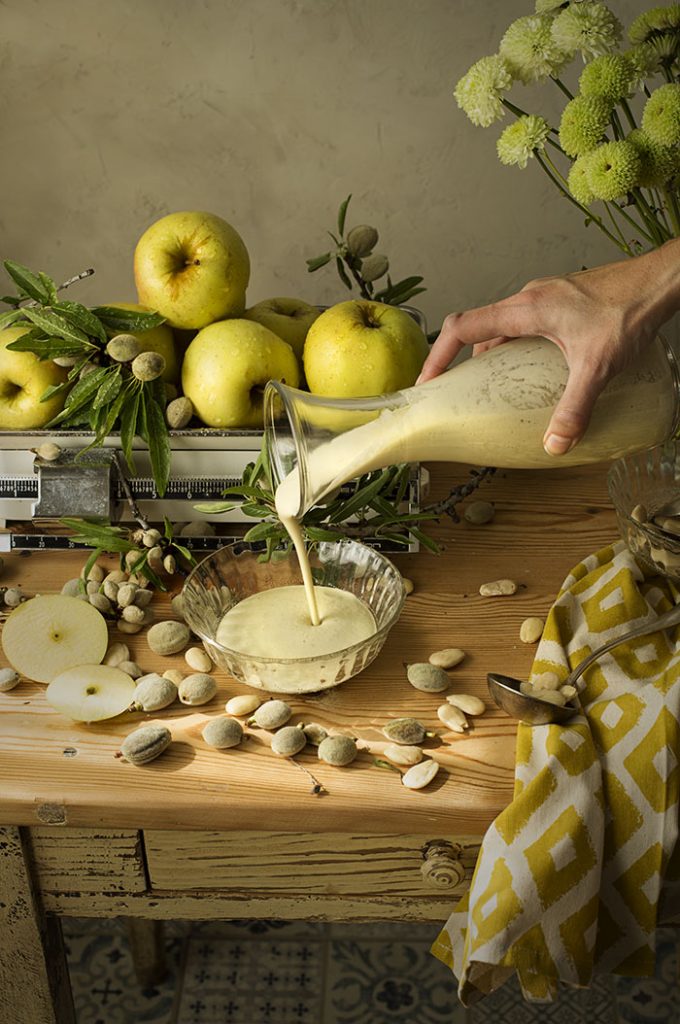 SOPA FRÍA DE MANZANA Y ALMENDRUCOS VERDES, y.....visita gastronómica ...